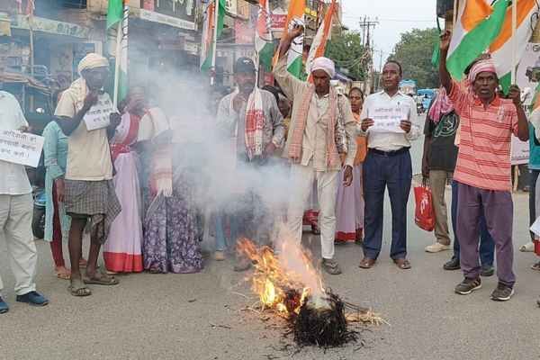 गुमला: केंद्रीय गृह मंत्री के “वनवासी” बयान पर कांग्रेस का विरोध, फूंका ...